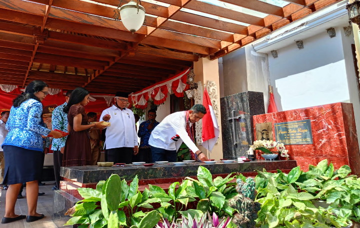 Frans Aba dan Pelajar Adonara Tabur Bunga di Makam Frans Lebu Raya